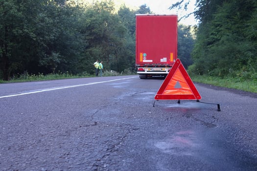 FLEET TRANSPORTATION TIPS: PROPER PLACEMENT OF WARNING DEVICES (TRIANGLES)